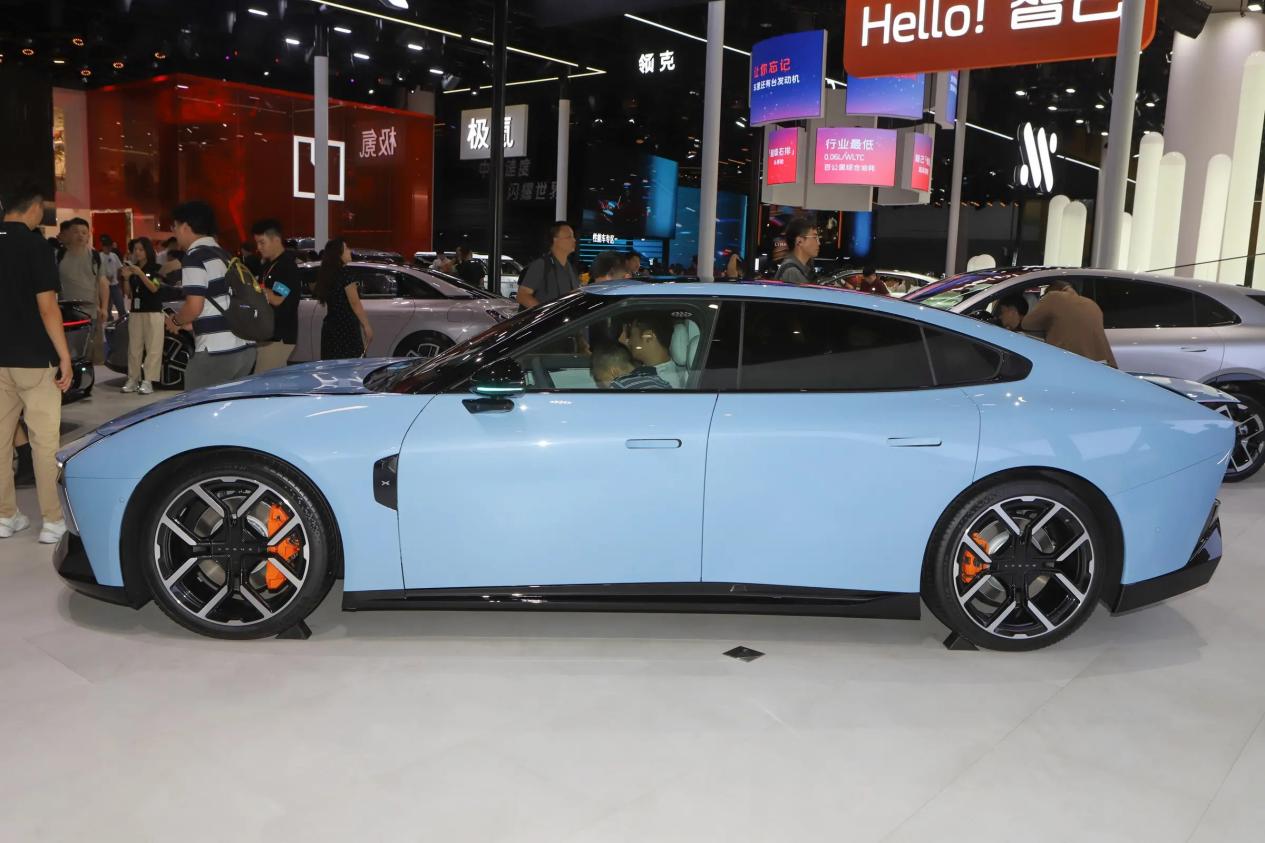 标配800V平台+双腔空悬，全新小鹏P7能抢走小米SU7多少订单？-爱卡汽车爱咖号