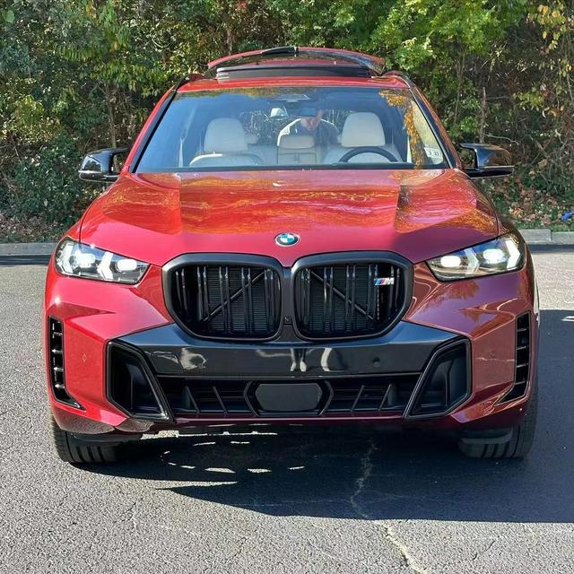 2024款宝马X5 M60i实车亮相 配4.4T动力-车市号